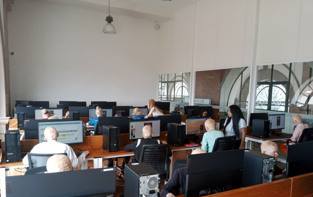 Formación Digital para Jóvenes Albinos en Madagascar – Notiulti